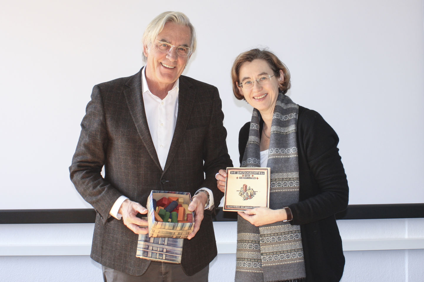 Markus Merz überreicht „Die Bauschachtel“ ans Stadtmuseum Stuttgart ...