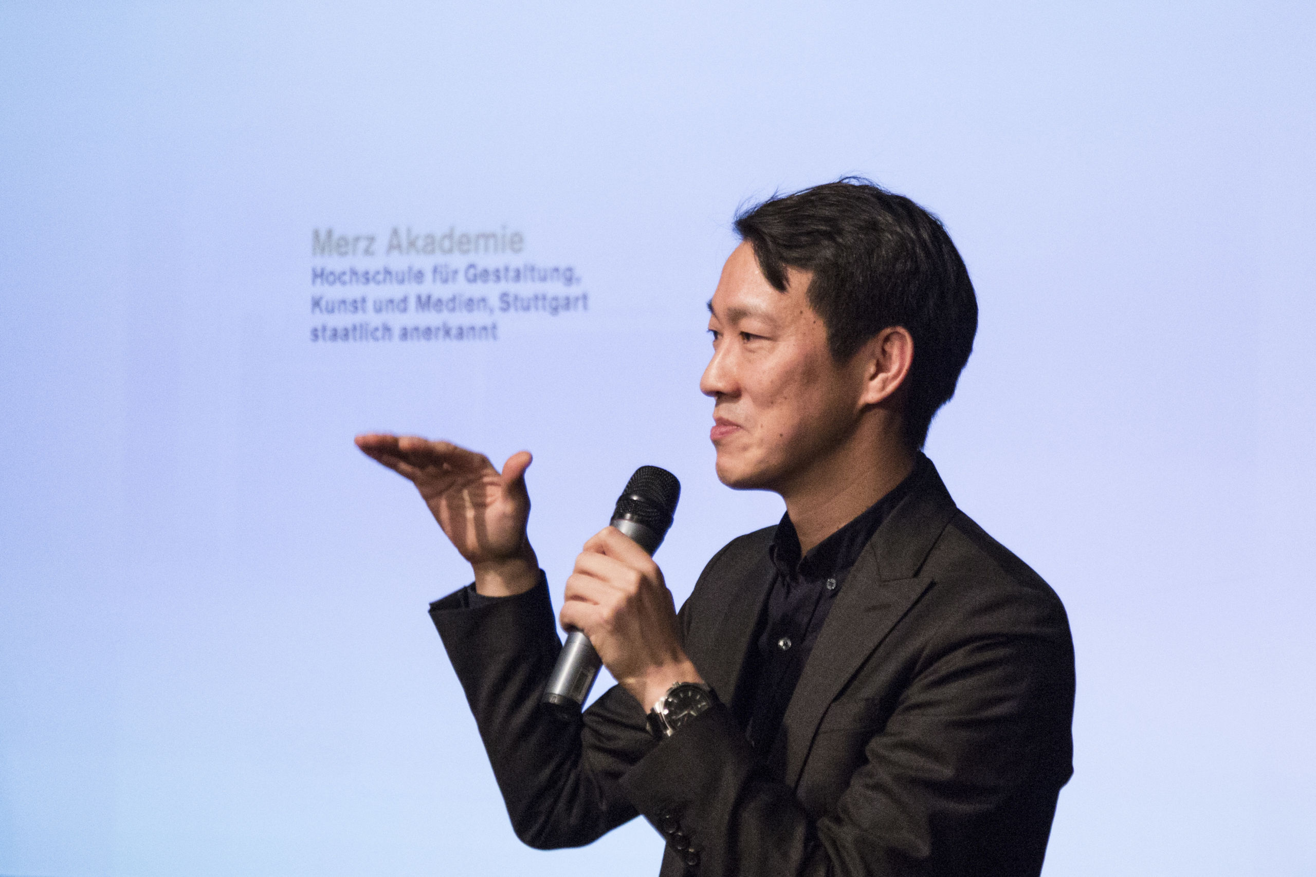 Prof. Kevin B. Lee bei der Ausstellung „LiveInYourHead“ in Genf – Merz ...